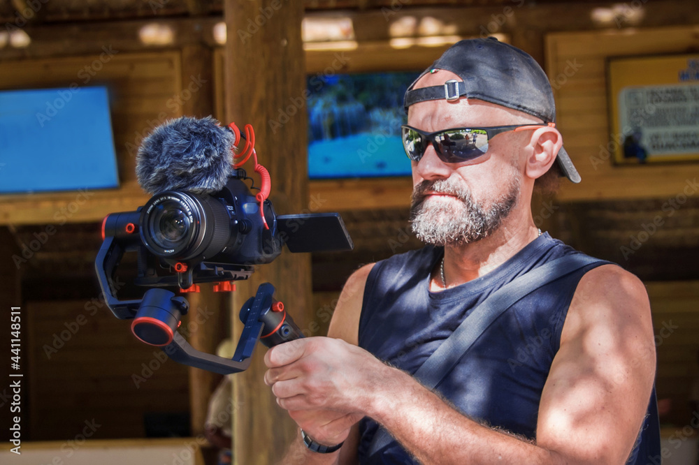 cameraman in the process of shooting with a mirrorless camera in the ...