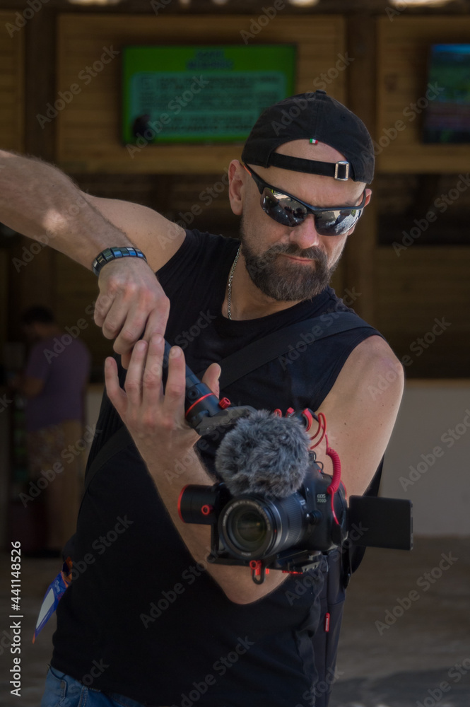 cameraman in the process of shooting with a mirrorless camera in the ...