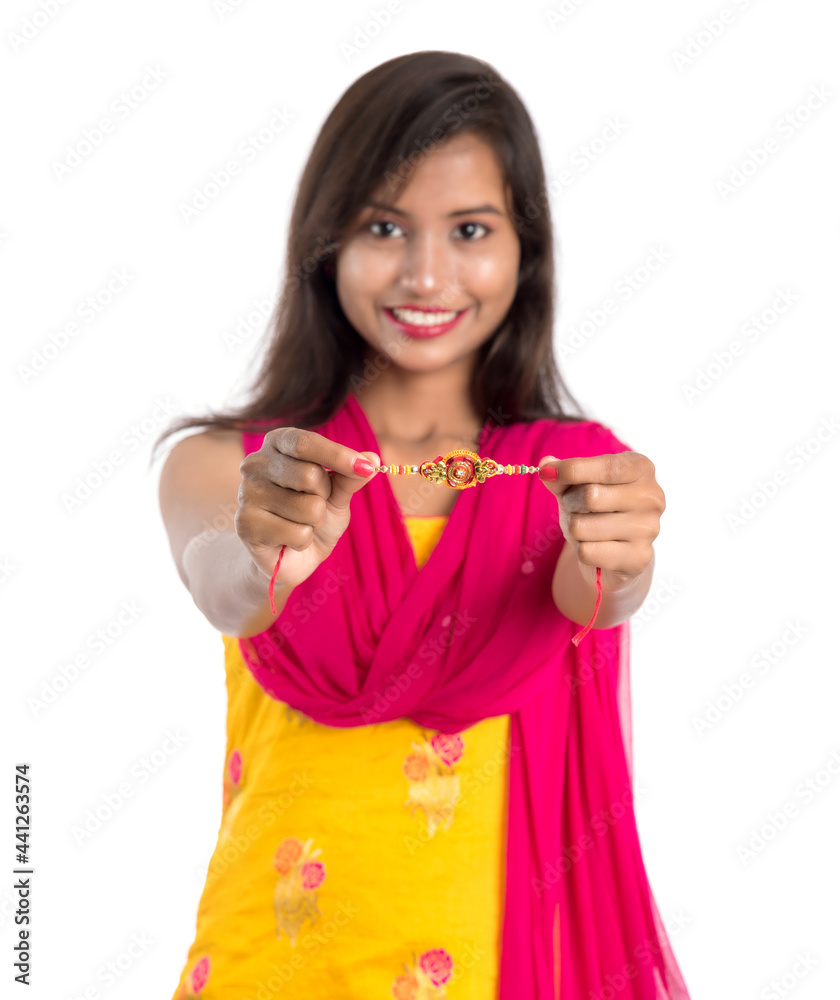 Foto de Beautiful Indian girl showing Rakhis on occasion of Raksha ...