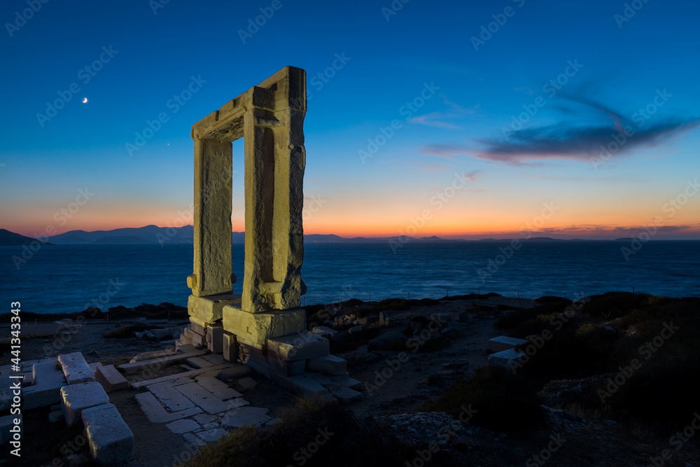 Foto de Portara, ruins of the gate of an ancient temple standing on a ...