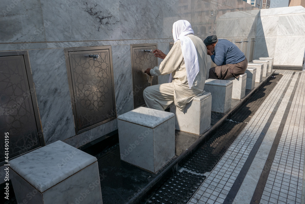 Foto de Unidentified Muslim men ready to take ablution outside Nabawi ...