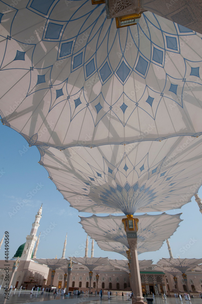 Pilgrims walk underneath giant umbrellas at Nabawi Mosque compound in ...