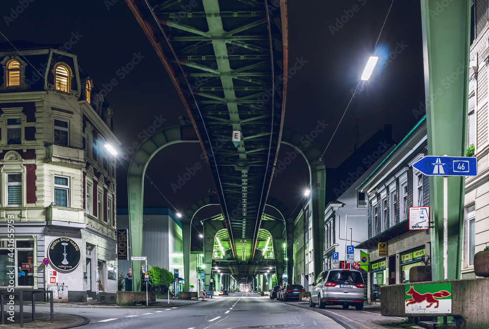 Foto de Schwebebahn in Wuppertal, Germany the oldest in the world ...