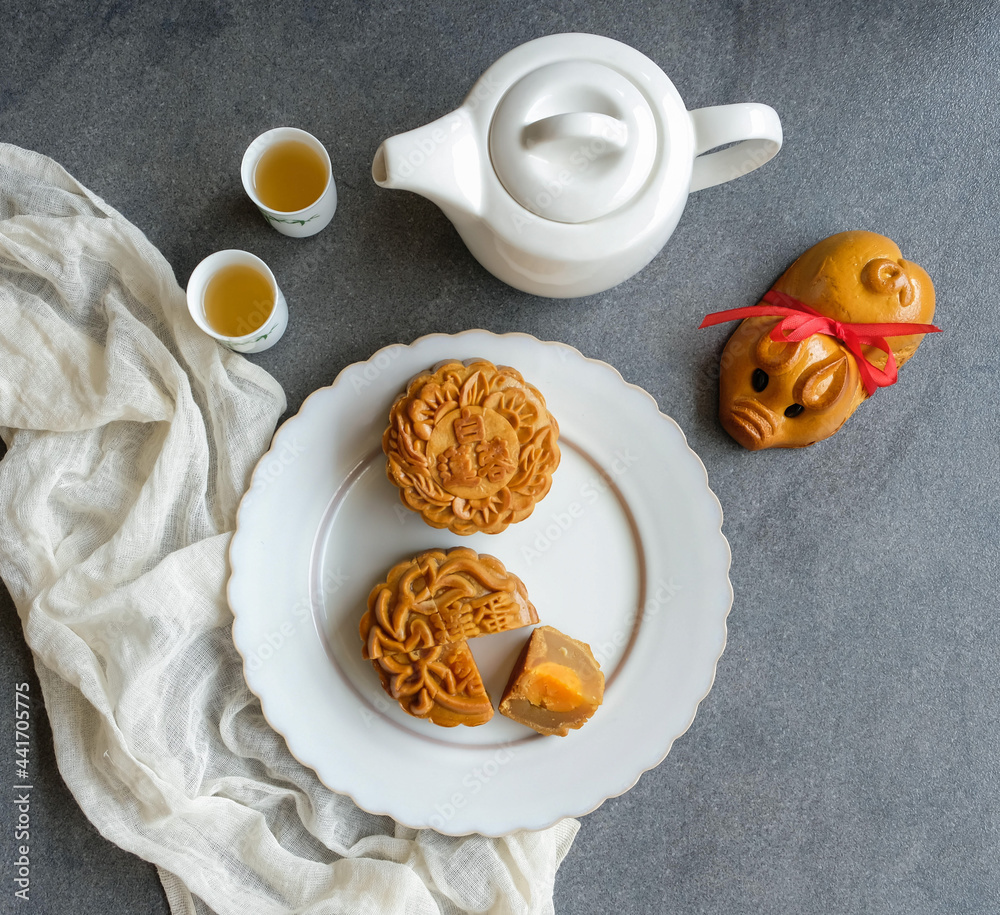 Chinese pastries eaten during Mid-Autumn Festival / Popular mooncake ...