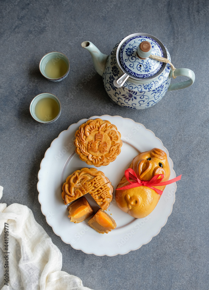 Chinese pastries eaten during Mid-Autumn Festival / Popular mooncake ...