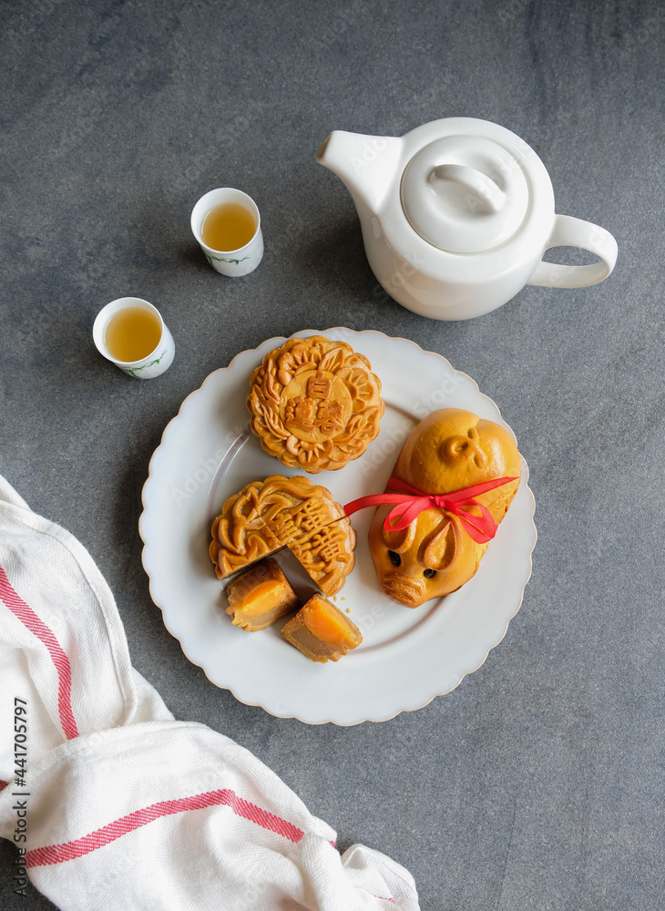 Chinese pastries eaten during Mid-Autumn Festival / Popular mooncake ...