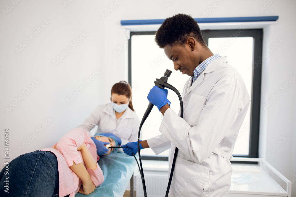 Foto De Endoscopic Examination In Modern Medical Clinic Young Confident African American Male