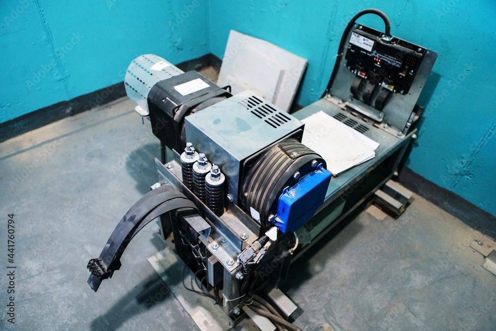 Foto de Elevator motor with electronic equipment in a special room on ...