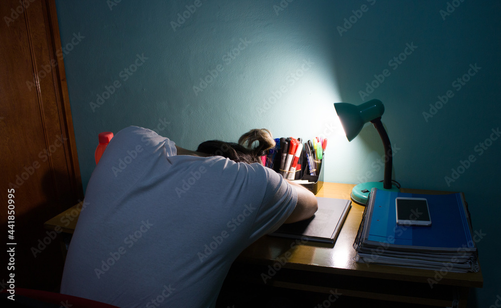 estudiante joven estresado y cansado. 素材庫相片 | Adobe Stock