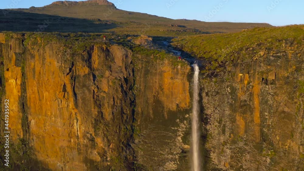 Video „Spectacular aerial view of a tourist standing and admiring the ...
