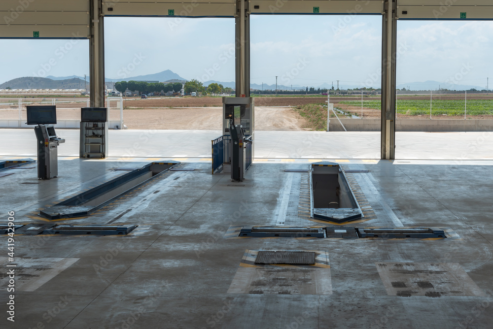 Brake and pit check rollers in a vehicle inspection station (ITV, TUV ...