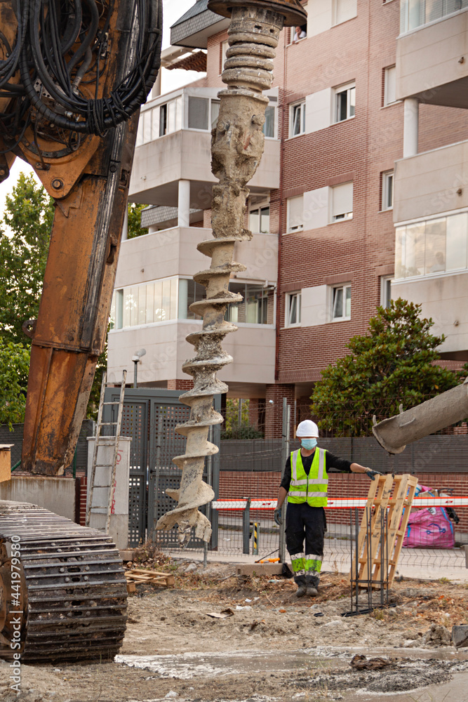 Obrero trabajando en obra de construcción, echando hormigón para los ...