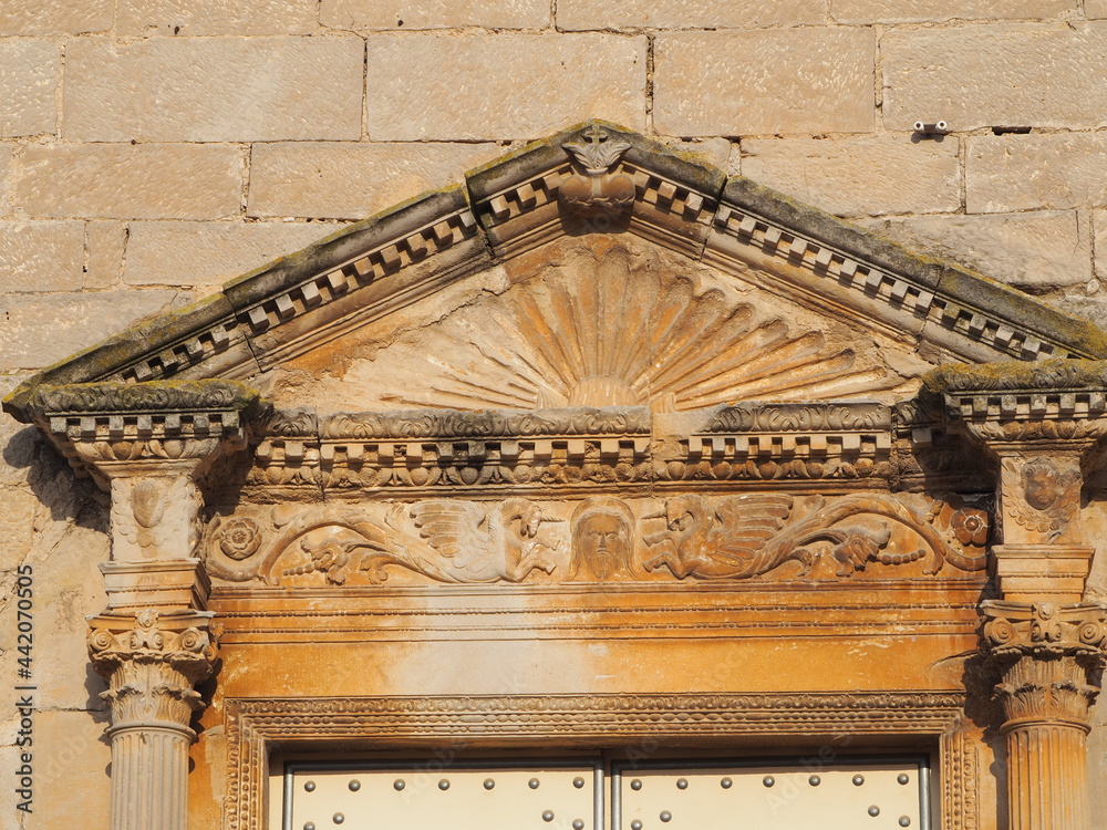 Foto Stock tímpano con una enorme concha y frontón con motivos ...