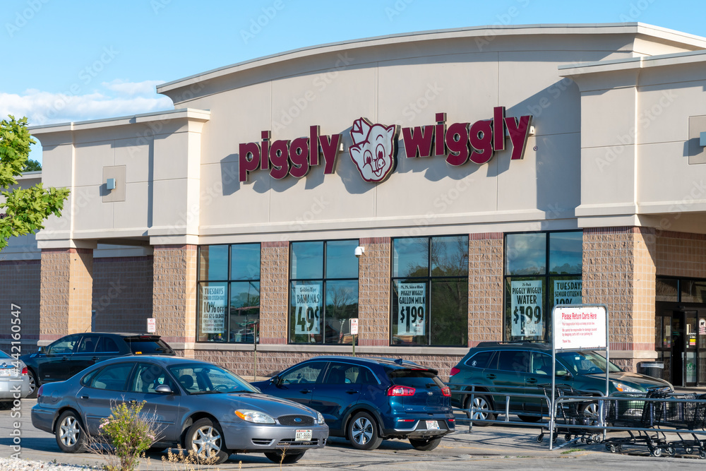 Piggly Wiggly Retail Grocery Store Exterior and Trademark Logo Stock ...