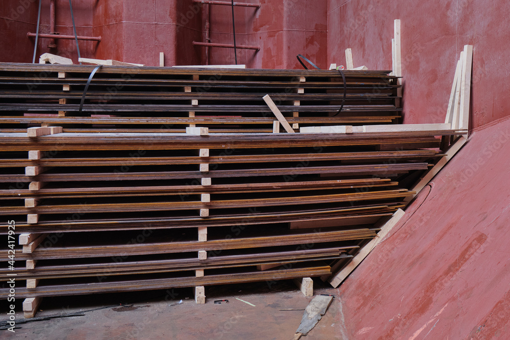 Fotka „View of wooden separation and dunnage of hot rolled steel plates ...