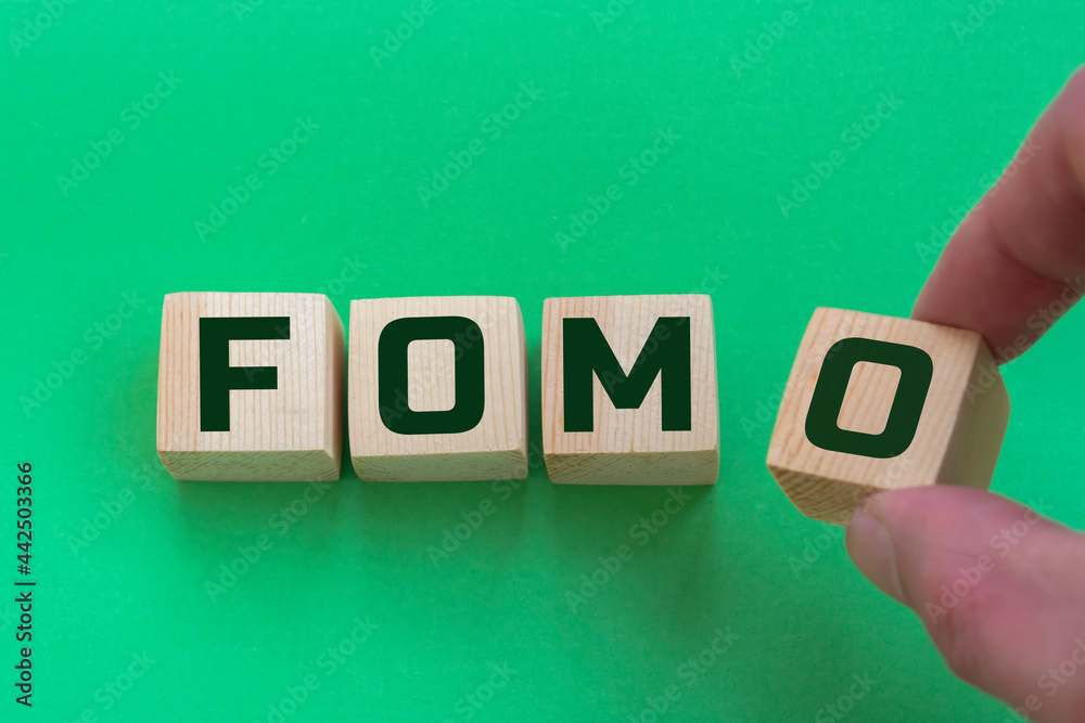 Foto de FOMO, acronym for Fear of Missing Out in wooden alphabet ...