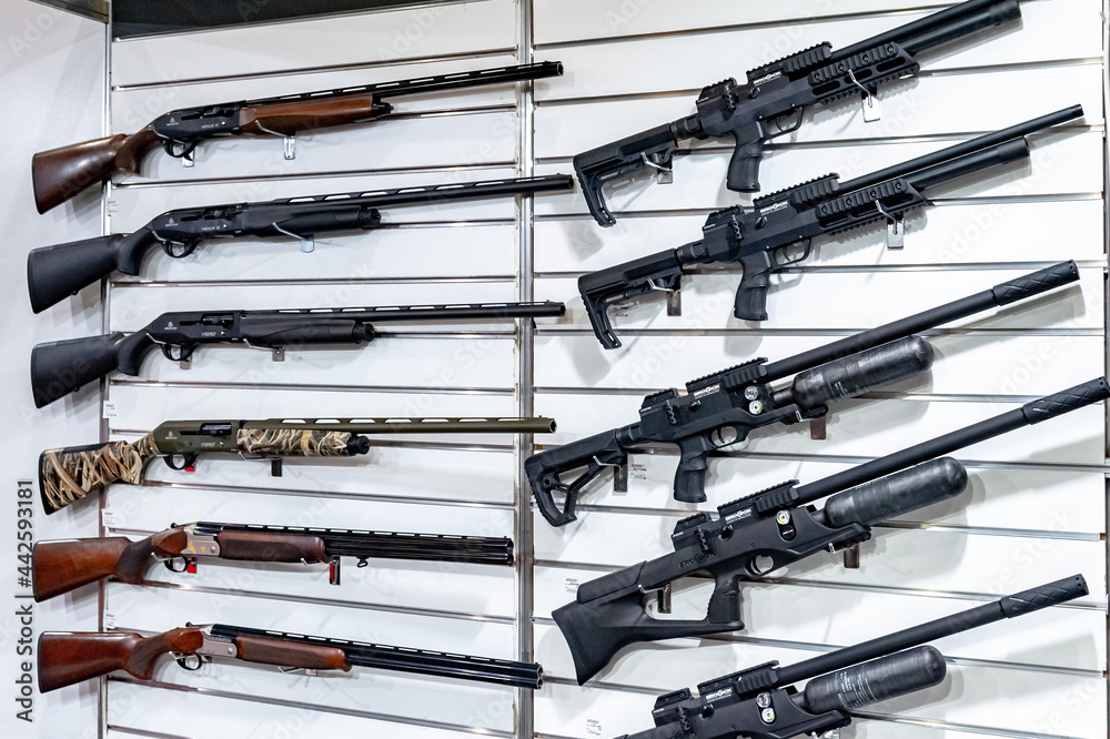 Foto de Hunting and pump action guns. Stand with hunting and pump ...