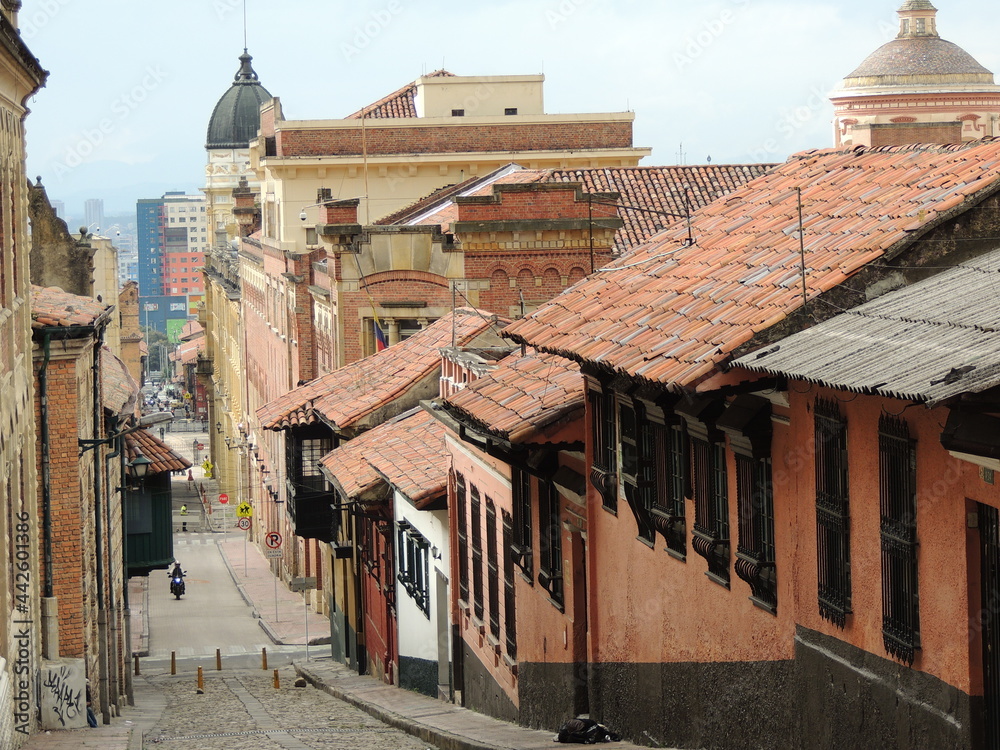 Calles del centro de Bogotá, Colombia. Barrio la candelaria ...