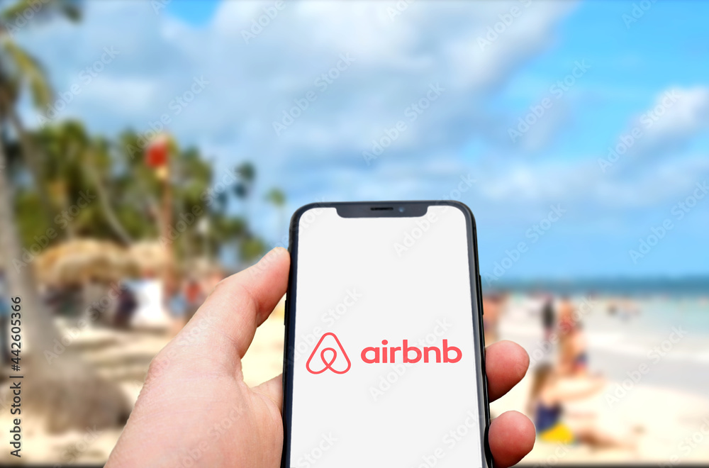 Airbnb Logo wird auf einem modernen Smartphone angezeigt, im ...