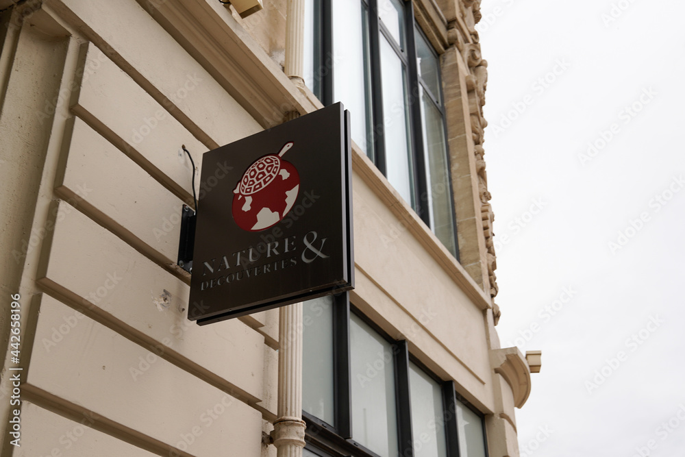 Nature et Decouvertes logo brand and text sign store French chain ...