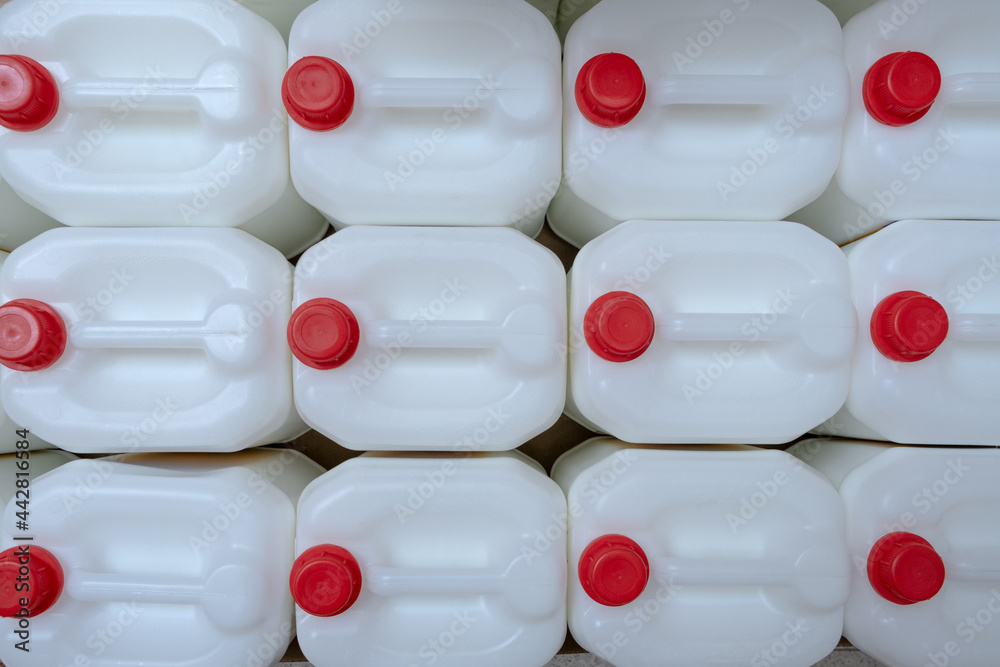 Foto de a rows of Liquid Refill bottles cans Professional household ... Foto de a rows of Liquid Refill bottles cans Professional household ...