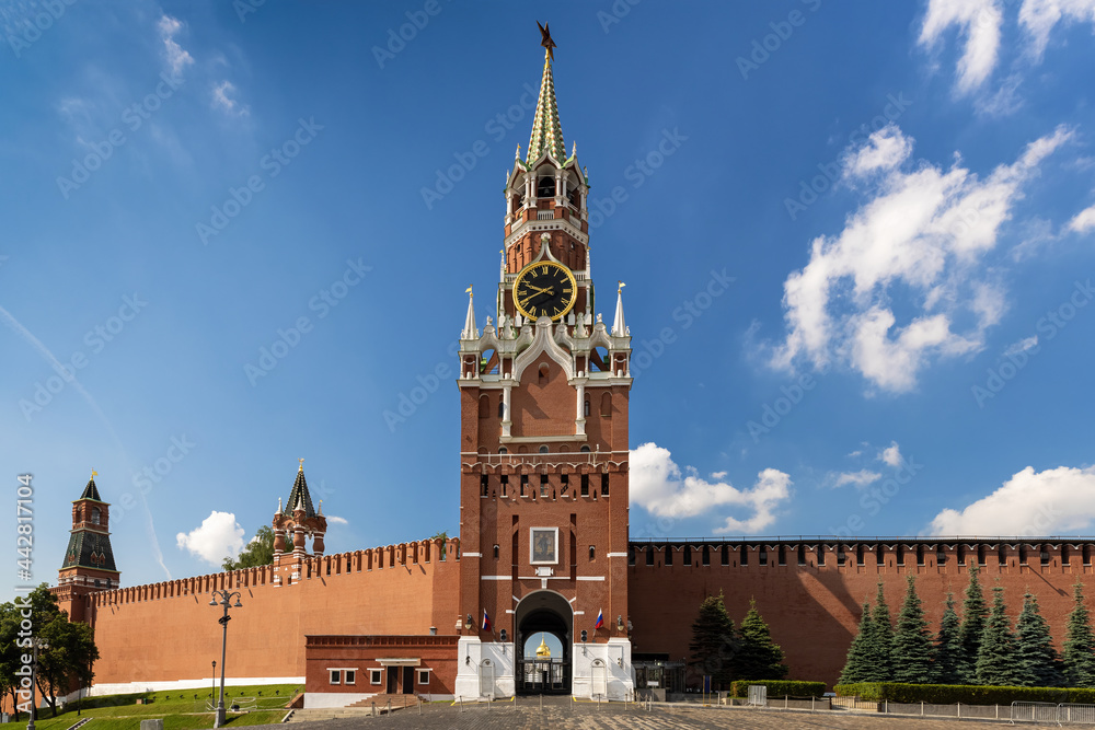 Kremlin, Moscow, Spasskaya clock Tower, gate icon of the Savior of ...