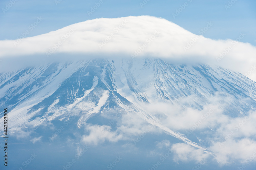 Fotka „Beautiful close-up of Mount Fuji with snow and hat shaped cloud ...