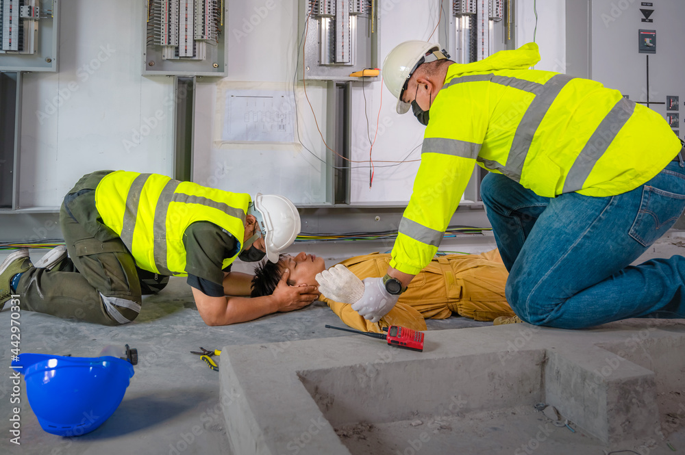 Foto de Electric worker suffered an electric shock accident unconscious ...
