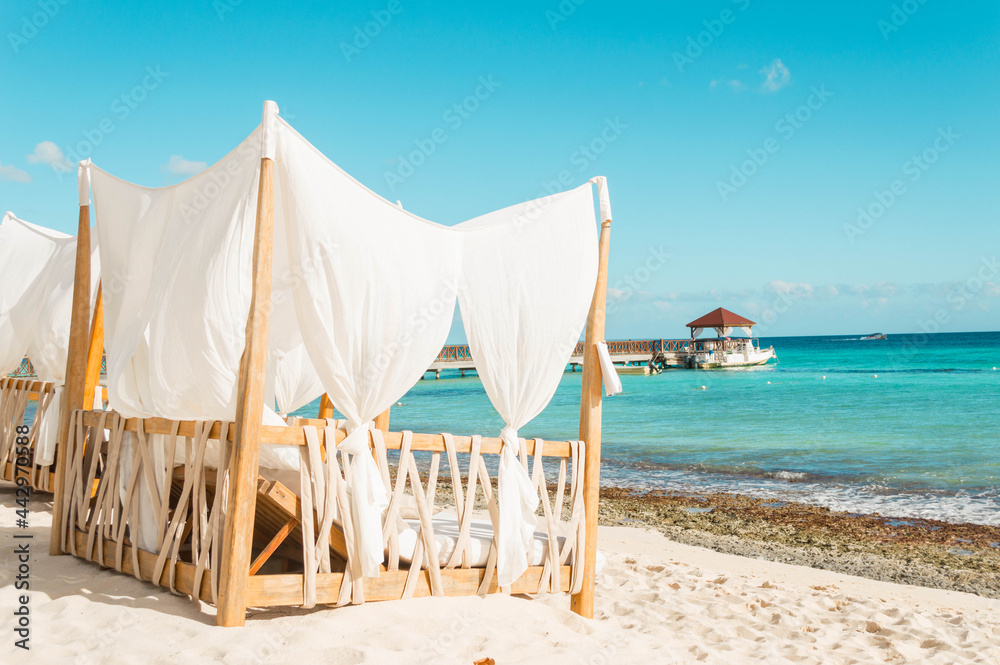 Vacaciones de verano en una isla tropical con hermosas playas y camas ...