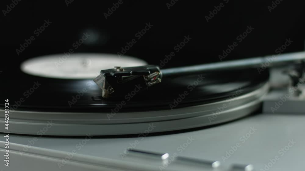 Vidéo Stock Vintage vinyl disc player (lps). A man's hand presses the ...