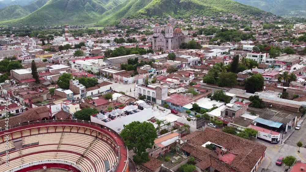 Toma aerea de la catedral y la plaza de toros alberto valderas en ...