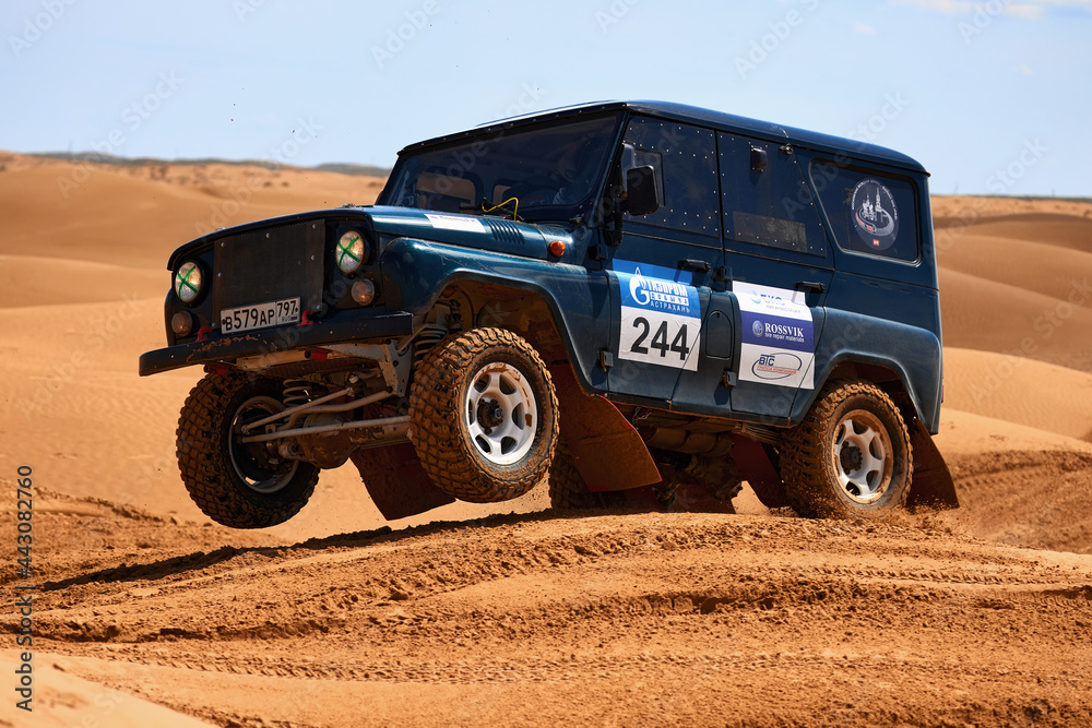 Jeep UAZ overcomes obstacles in the desert. gets over the difficult ...