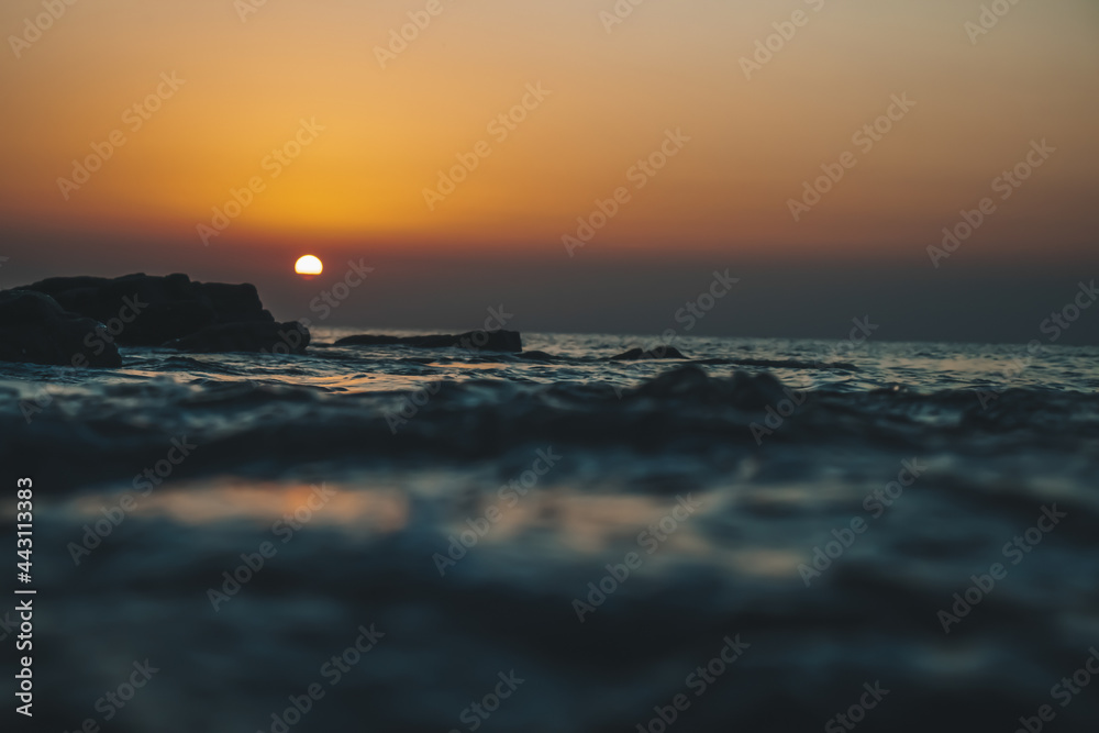 El sol se levanta entre las rocas en playa de panama / The sun rises ...