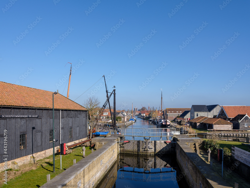 Sluis Workum is een schutsluis in Workum. De sluis vormt de verbinding ...