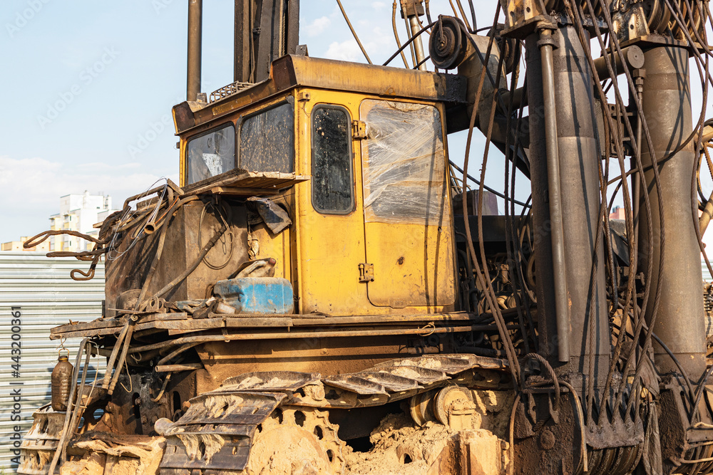 Hydraulic Crawler Pile Driving Rig machine standing near the ...
