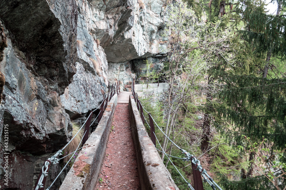 External path alternative to the gallery of one of the 14 galleries on ...