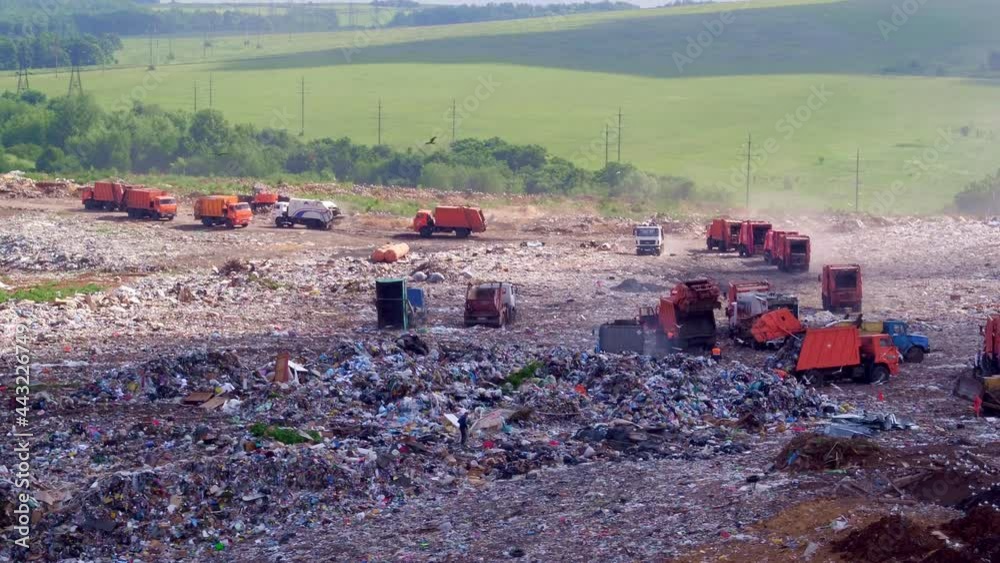 Stockvideo Garbage trucks of the landfill, view from the side. The ...