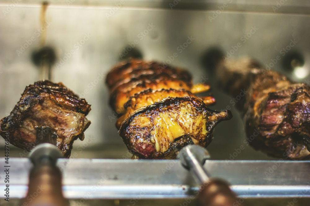 Spiedo di carne alla griglia, carne brasiliana alla brace, picanha ...