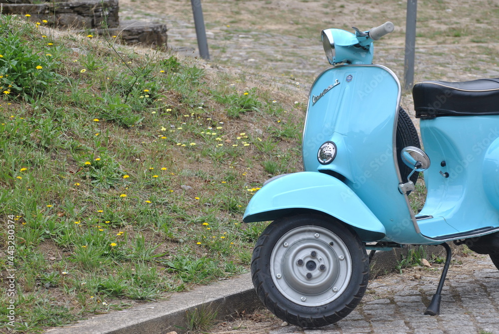 Piaggio Vespa azul parada numa rua de uma aldeia antiga - lambreta ...