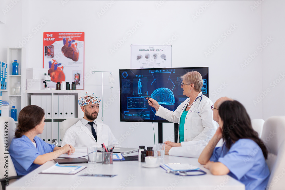 Specialist neurologist senior woman pointing brain radiography ...