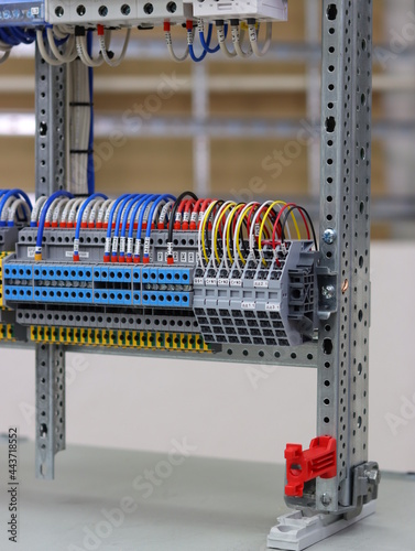 Multilevel electrical terminals for connecting loads in an electrical ...
