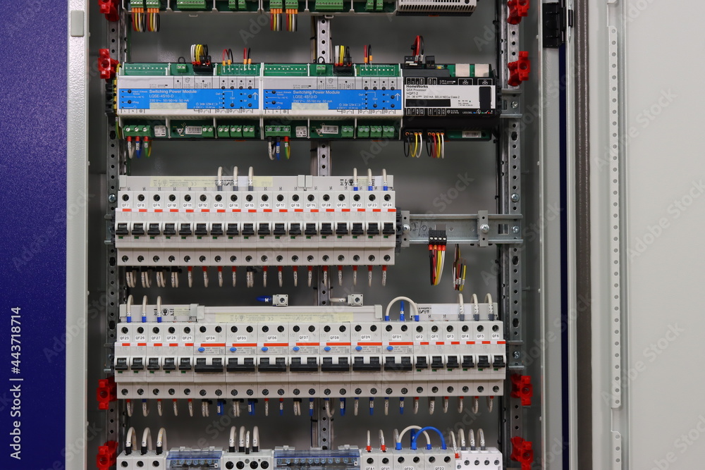 Installation of an electrical panel with difautomatics and automatic ...