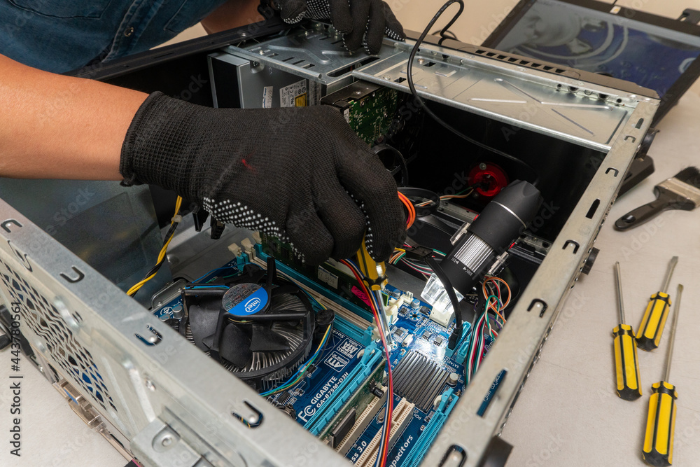 Foto de Mantenimiento a computadora personal y circuitos electrónicos ...