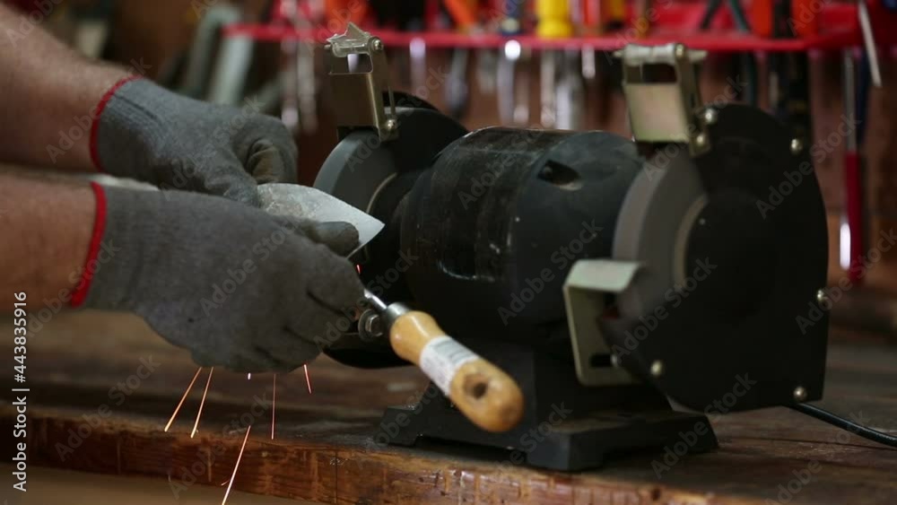 Video „Sharpening a spade hand trowel wearing gloves on a bench grinder ...