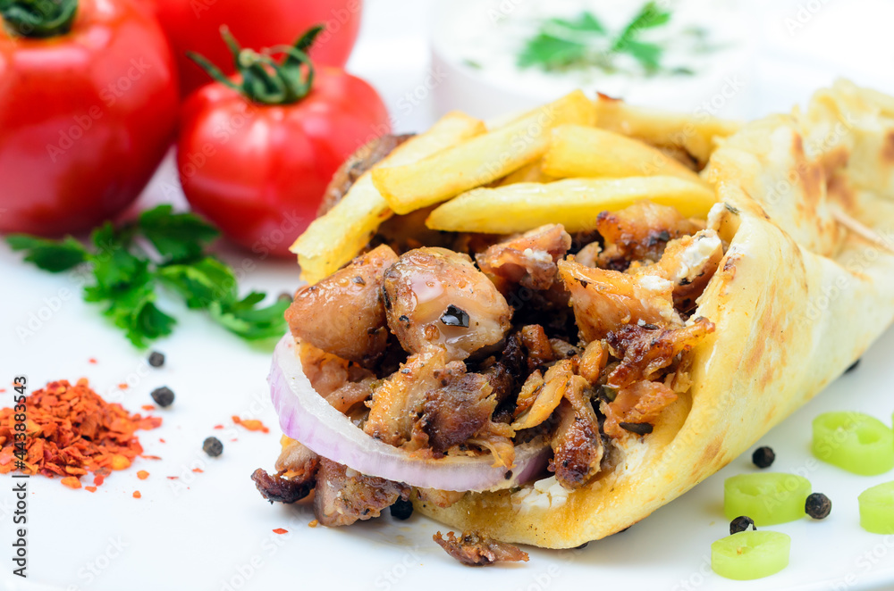 Foto Stock Plate of traditional Greek pita gyros with meat, fried ...