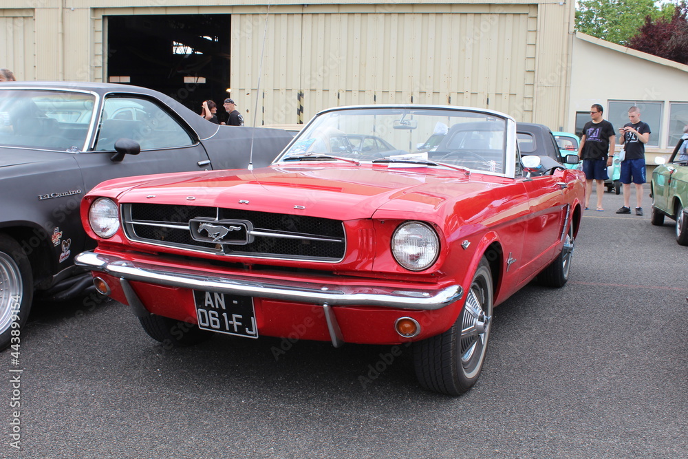 Ford Mustang, voiture de sport décapotable 2 portes rouge Stock Photo ...