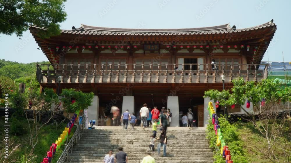 Korean People Visit Cheonggyesa Temple During Buddha's Birthday ...