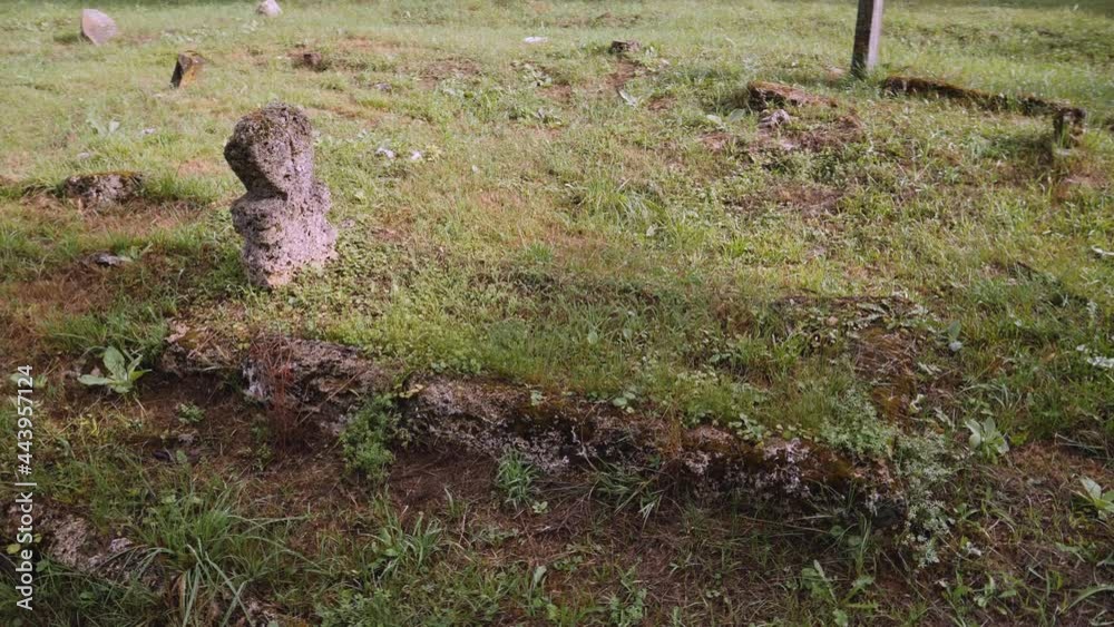 Vidéo Stock A panning view of a tombstone with an old Christian grave ...