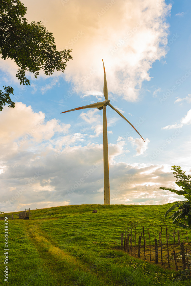 Hermoso paisaje de torres eólicas en un atardecer en Tilarán Costa Rica ...