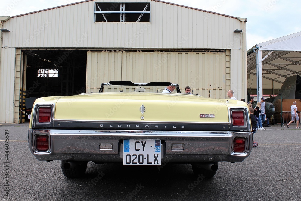 Oldsmobile 442, ancienne voiture americaine decapotable 2 portes jaune ... Oldsmobile 442, ancienne voiture americaine decapotable 2 portes jaune ...